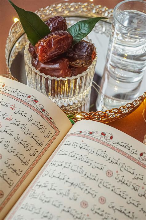 Iftar 가죽 책 갈색 대추 건강한 식생활 과일 그릇 금식 기도 나무 그릇 날짜 라마단 무슬림 묵주 문화 문화적 중요성 미니멀리스트 밝은 배경