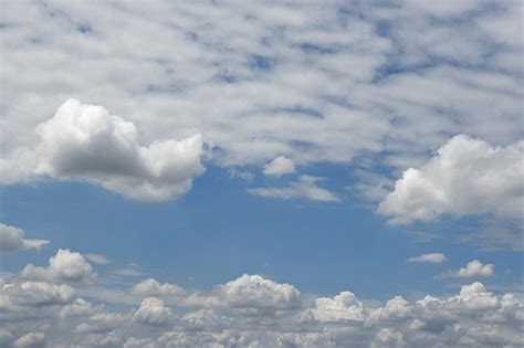 파란 하늘과 하얀 구름이있는 풍경 유토이미지 상세페이지 베이직샵 사진 21479407