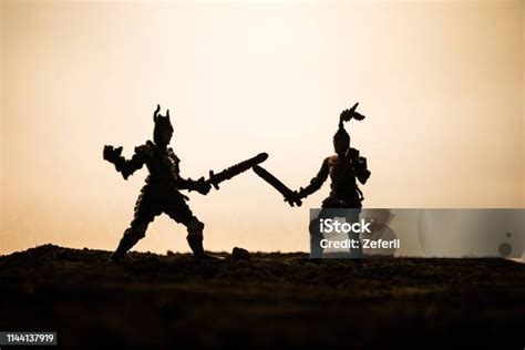 기병과 보병과 중세 전투 장면 별도의 개체로 인물의 실루엣 일몰 안개 배경에서 전사 사이에 싸움 The Crusades에 대한 스톡 사진 및 기타 이미지 Istock