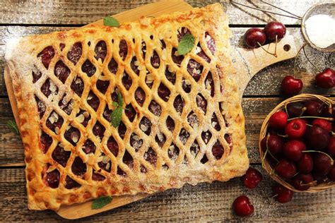 Пирог с черешней из слоёного теста 14 фото в рецепте