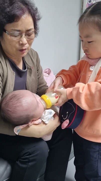 4살 딸이 동생 젖병 먹여주는 모습 Youtube