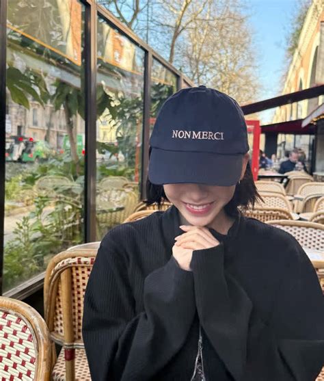 카리나 프랑스서도 여친짤 대방출…모자 써도 숨길 수 없는 미모