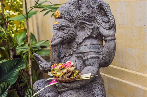 꽃과 향기로운 막대기와 발리의 신들에게 전통 발리 요리 기도하기에 대한 스톡 사진 및 기타 이미지 기도하기 꽃 식물 꽃무늬 Istock