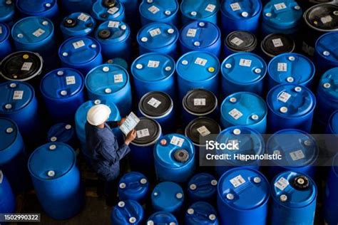 화학 공장에서 일하면서 재고를 관리하는 사무직 근로자 화학 공장에 대한 스톡 사진 및 기타 이미지 화학 공장 화학 과학 창고 Istock