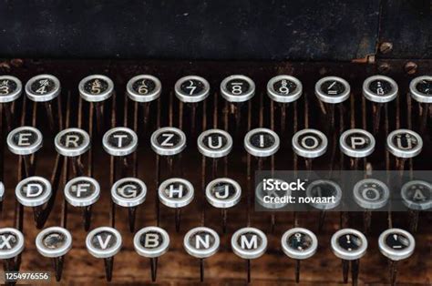 빈티지 복고풍 타자기의 키보드에 영어 알파벳을 닫습니다 종이에 만들고 표현을위한 고전적인 골동품 장비 골동품에 대한 스톡 사진 및 기타 이미지 Istock