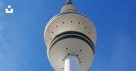 하늘 배경의 높은 흰색 타워 사진 Unsplash의 무료 푸른 하늘 이미지