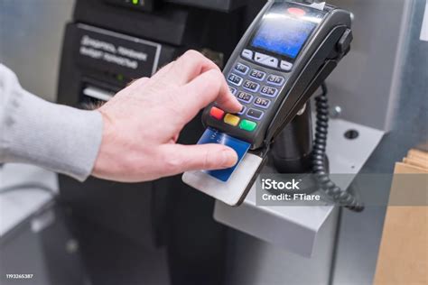 셀프 서비스 카운터에서 지불하는 남자는 신용 카드 스 와이프 기계에서 보안 암호에 대한 신용 카드 핀 코드를 입력합니다 쇼핑 시간 셀프 계산대에 대한 스톡 사진 및 기타