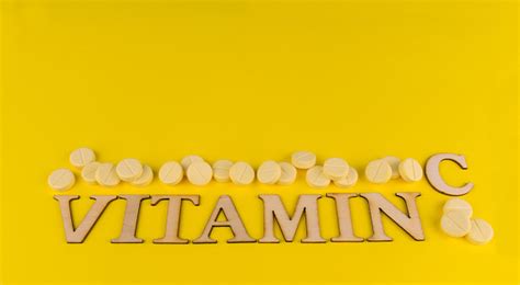 노란색 배경에 비타민 C와 많은 정제의 비문 공간을 복사합니다 0명에 대한 스톡 사진 및 기타 이미지 0명 건강 진단 건강관리와 의술 Istock