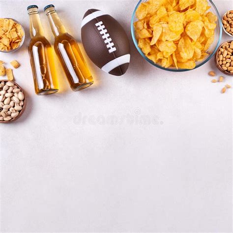 Cerveja Em Garrafa E Lanche Em Mesa De Concreto Com Comida Noturna De Jogo De Rugby Foto De