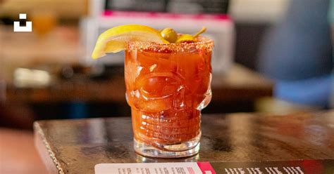 블러디 메리 칵테일을 해골 모양의 잔에 담아 제공합니다 사진 Unsplash의 무료 음식 이미지