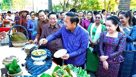 ព្រឹត្តិ ការណ៍ ពិ ព័រ ណ៍ ម្ហូប អាហារ និង បង្អែម ខ្មែរ ខេត្ត បាត់ ដំ បង បាន បើ ក ឱ្យ ដំណើរ ការ