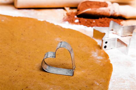 크리스마스 진저 쿠키를 준비 생강 빵 반죽과 쿠키 재료입니다 심장 모양 갈색에 대한 스톡 사진 및 기타 이미지 갈색 겨울 계절 Istock