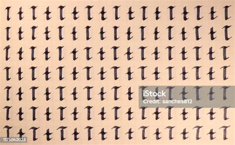 서예 문자 T 학습 기술 종이 페이지 서예 문자 T 배경입니다 워크 시트를 작성하는 문자 연습 필기 기호 채우기 패턴입니다 0명에 대한 스톡 사진 및 기타 이미지 Istock