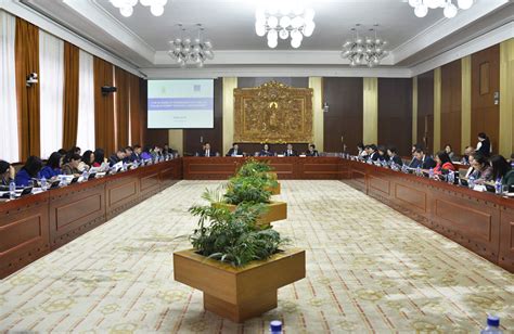 Гэр бүлийн хүчирхийлэлтэй тэмцэх тухай хуулийн төслийн нээлттэй хэлэлцүүлгийг зохион байгууллаа