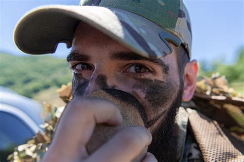 특수 작전 병사 팀은 액션 전투를 위한 전술 및 통신 장비를 준비하고 있습니다 장거리 저격수 팀이 행동을 위해 장비를 점검합니다 검사 보기에 대한 스톡 사진 및 기타 이미지