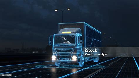 기술 개념입니다 화물 트레일러가 있는 자율 미래형 유로 세미 트럭은 센서 스캐닝 주변을 가진 도로에서 밤에 운전합니다 자율 주행 디지털화 고속도로의 특수 효과 트럭에 대한