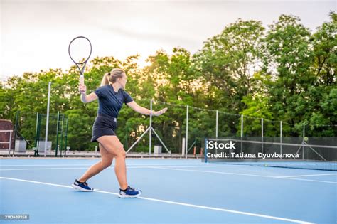 해질녘 코트 밖에서 라켓과 공을 들고 테니스를 치는 여자 프로 테니스 선수 25 29세에 대한 스톡 사진 및 기타 이미지 25 29세 건강한 생활방식 검은색 Istock
