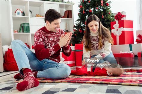 장난 꾸러기 부모의 사진은 실내에서 장식 된 X마스 집에서 재미있는 착용 스웨터를 가지고 작은 아기 소년 유아를 즐겁게 미소에 대한 스톡 사진 및 기타 이미지 Istock