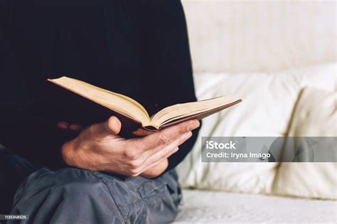 손에 열려있는 책을 들고 있는 남자 남성 손은 하드 커버 책을 개최 합니다 교육 문학 지식 독서 개념 복사 공간 가까운에 대한