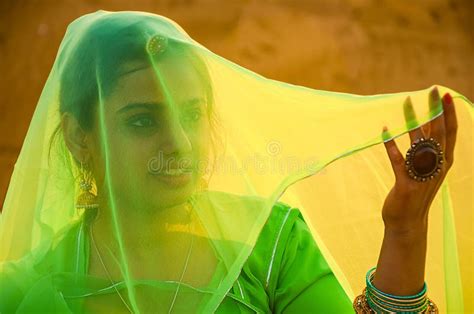 Hermosa Mujer India Cubre Su Cara Con Un Sari De Tela Verde Mujer Con