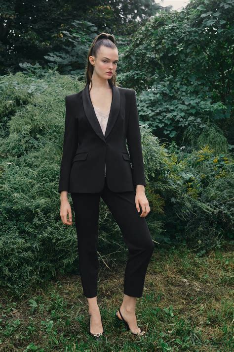 Angelina Jolie Constantly Rotates These Classic Items Citywomen Blog