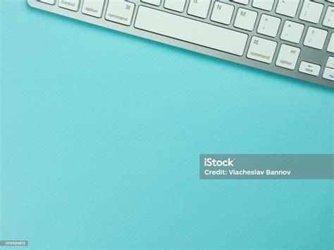 키보드가 있는 마젠타 작업장 위의 최고 보기 텍스트의 공간을 복사합니다 사무실 작업 및 사무실 개념 0명에 대한 스톡 사진 및 기타 이미지 Istock