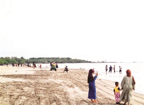 Pantai Anyer Masih Ramai Dikunjungi Wisatawan