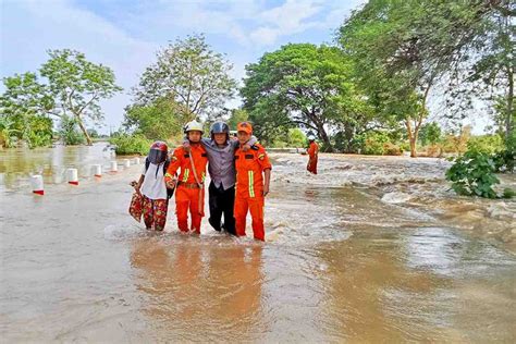 မင်းဘူး ပွင့်ဖြူ စလင်းကားလမ်းမပေါ် ရေကျော်နေသဖြင့် ခရီးသွားပြည်သူများ အန္တရာယ်ကင်းစွာ သွားလာနိုင