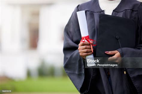 졸업일에 인증서와 모자를 들고 있는 알아볼 수 없는 여성의 클로즈업 샷 학위에 대한 스톡 사진 및 기타 이미지 학위 쥠 졸업식 Istock