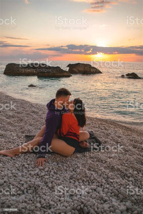 해변에서 커플 애호가 와 함께 시간을 즐기고 바다 위의 일몰 2명에 대한 스톡 사진 및 기타 이미지 2명 30 34세 경관 Istock