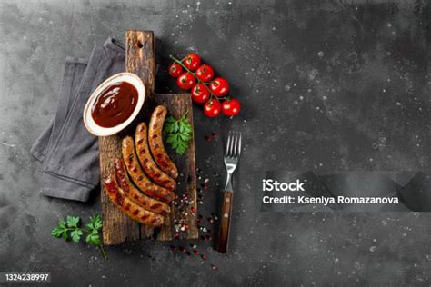 나무 도마 상단 보기 복사 공간에 바베큐 소스를 곁들인 다진 쇠고기와 돼지고기 소시지 구이 건강한 식생활에 대한 스톡 사진 및