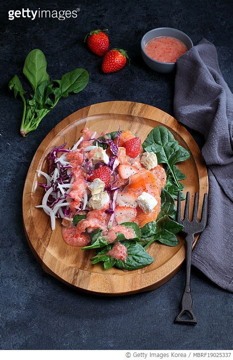 Mbrf19025337 게티이미지코리아 딸기소스 연어샐러드딸기소스 Royalty Free 이미지