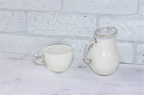 복사 공간이있는 회색 콘크리트 배경에 신선한 간단한 수제 케피어 음료건강한 장내 미생물 다이어트 음식 체중 감량 유지 0명에 대한 스톡 사진 및 기타 이미지 Istock