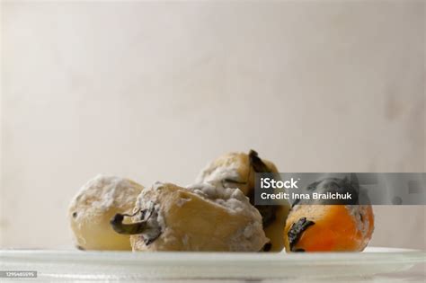 흰색 테이블에 유리 접시에 썩은 곰팡이 고추 버릇없는 음식 음식물 쓰레기 개념 공간을 복사합니다 0명에 대한 스톡 사진 및 기타 이미지 Istock