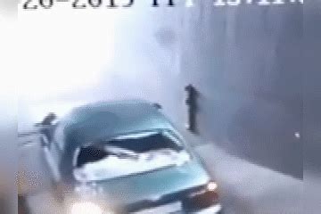 神操作司机驾车上坡操作失误后溜 撞断挡车杆还将其顺走