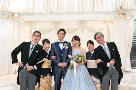 親族写真をもっと楽しくhappyに♡マネしたいポーズ10選 ウェディングニュース ウェディング 披露宴 写真 結婚式 フォト