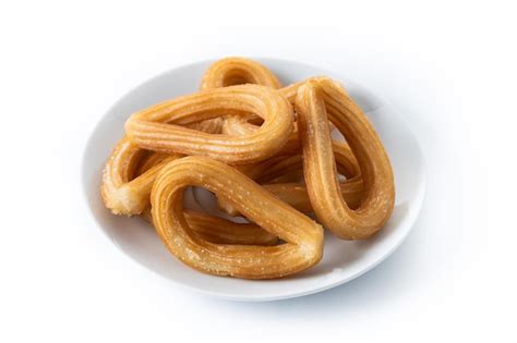 흰색 배경에 분리된 접시에 있는 전통 스페인 추로스 무료 사진