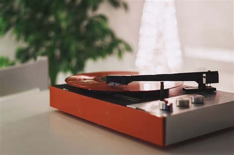 흰색 바탕에 턴테이블 비닐 레코드 플레이어 디스크 자키에 대 한 복고풍 오디오 장비 Dj가 재생 음악을 혼합 하는 사운드 기술 빨간 비닐 기록 및 바늘 흰색 냄비에 실내