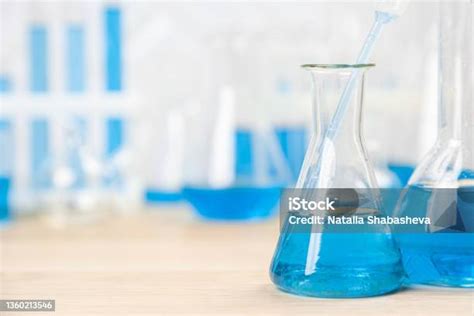 테스트 튜브에 파란색 액체가있는 실험실 유리 제품 과학 실험실 플라스크 드롭퍼 페트리 접시 비커 및 실린더 실험실 장비 0명에 대한 스톡 사진 및 기타 이미지 Istock
