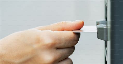 신용 카드와 티켓 자동 판매기로 여성 손의 근접 촬영 사진 Unsplash의 기차 티켓 이미지