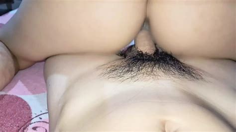 그녀의 큰 엉덩이 의붓딸을 따먹는 것을 모르는 이모 xHamster