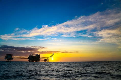 석유 및 가스 생산을 위한 해양 건설 플랫폼 석유 및 가스 산업과 노력 제어실에서 수동 및 자동 기능으로 생산 플랫폼 및 작동 프로세스 바다에 대한 스톡 사진 및 기타