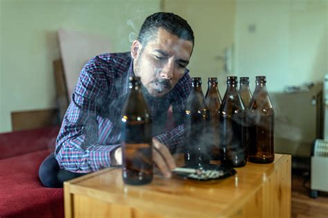 젊은 슬픈 술을 마시는 남자 맥주와 알코올 느낌 낭비 외 롭 고 절망적 인 통증과 정서적 스트레스 사람과 알코올 남용 중독과 남자 우울증 개념 가정 생활에 대한 스톡 사진