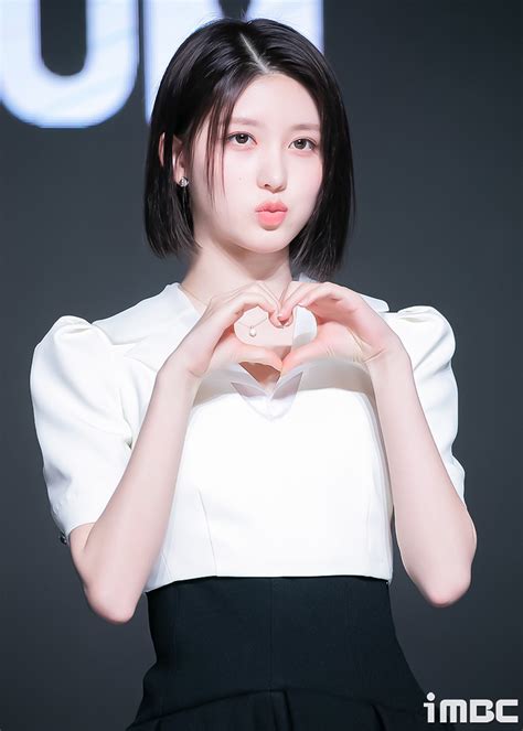 포토 아이브 가을 선도부장 하트 입술