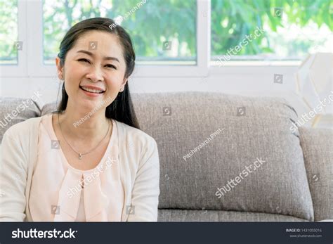 Mature Thai Woman 11 126 รายการ ภาพ ภาพสต็อกและเวกเตอร์ Shutterstock