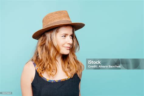 행복한 젊은 금발 소녀는 파란색 배경에 밀짚 모자와 카메라를보고하지 여름 컨셉 복사 공간을 복사합니다 25 29세에 대한 스톡 사진 및 기타 이미지 Istock