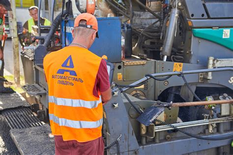 새로운 아스팔트 도로를 누워있는 현장에서 학년 근처의 노동자 그룹 거리에 대한 스톡 사진 및 기타 이미지 거리 건설 기계류 건설 산업 Istock