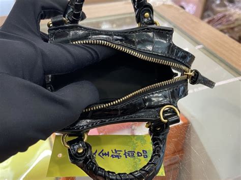 最愛二手精品 Balenciaga Mini Neo Classic 全新巴黎世家迷你黑色鱷魚壓紋梯形小金釦斜背包卡片零錢小廢包