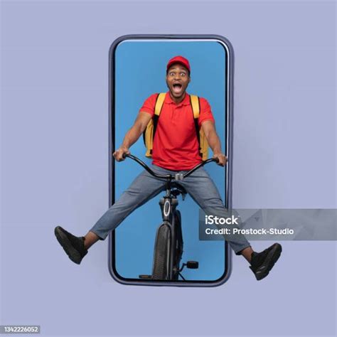 스마트폰에서 자전거를 타고 식사를 하는 블랙 택배 파란 배경 배달부에 대한 스톡 사진 및 기타 이미지 배달부 유머 배달 Istock