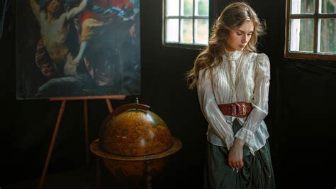 Модель Алина Бекер в комнате на полу · бесплатная фотография